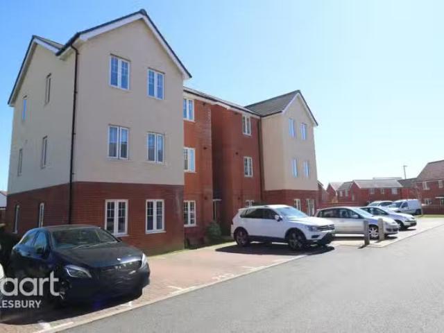 Deal! 1 BA 2 bedroom flat for rent in ELTON Close, Aylesbury.