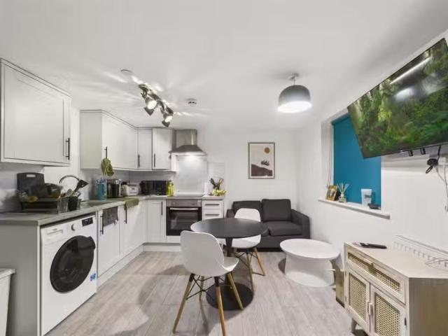 Deal! 1 BA 2 bedroom flat for rent in Flat 1, 2 Canal Bridge.