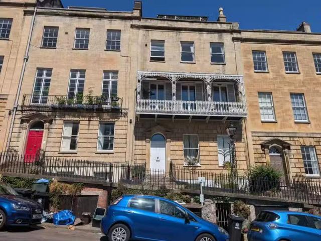 Cozy 1 BA 2 bedroom flat for rent in Flat, Charlotte Street.