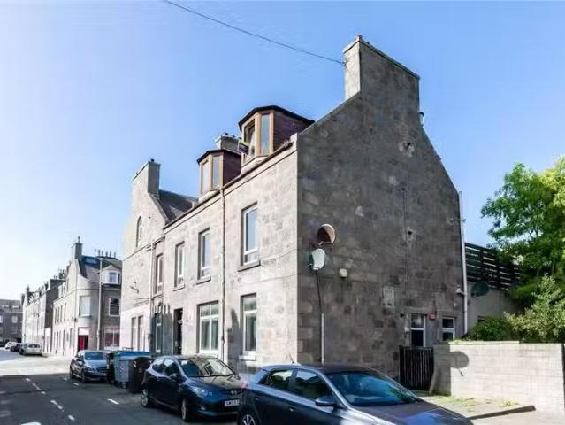 Charming 1 BA 2 bedroom flat for rent in Kintore Place, Aberde.