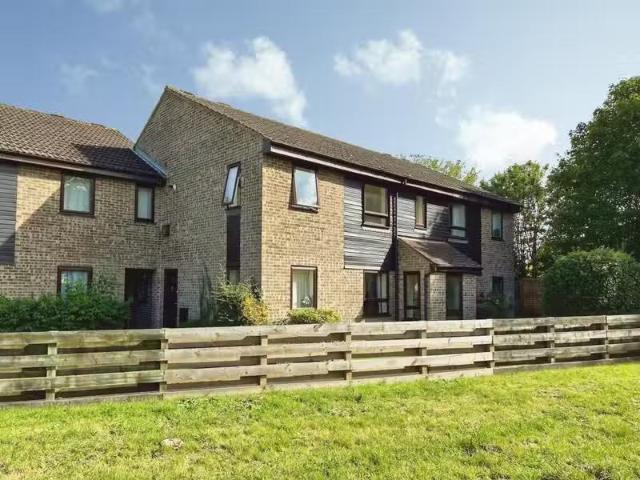Charming 1 BA 2 bedroom flat for rent in Harewood Road, Merrow.