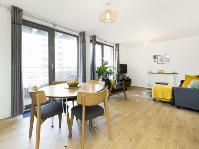 Just in! 1 BA 2 bedroom flat for rent in High Street, Stratfor.