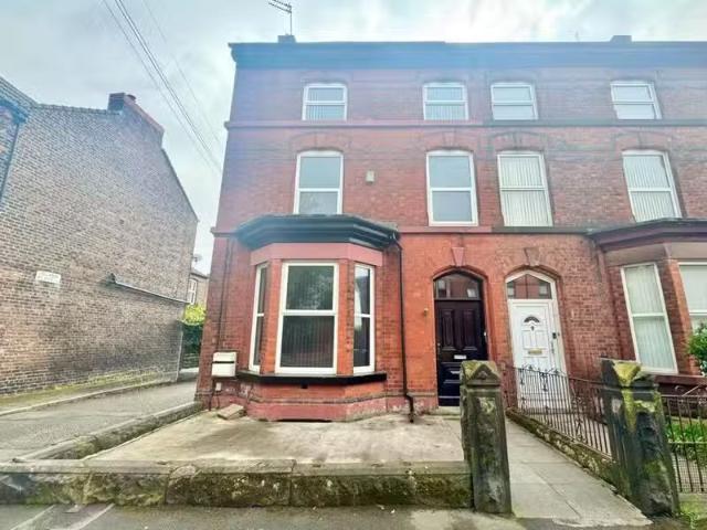 Unique 1 BA 2 bedroom flat for rent in Island Road, L19
