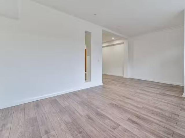 Just in! 1 BA 2 bedroom flat for rent in Jedburgh Road, Plaist.