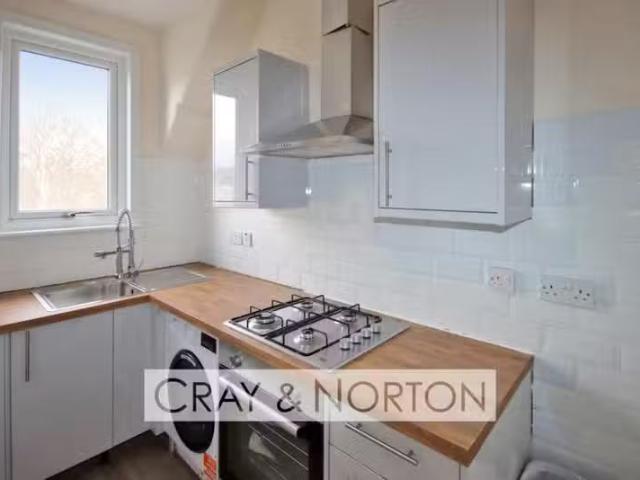 Charming 1 BA 2 bedroom flat for rent in Lower Addiscombe Road.