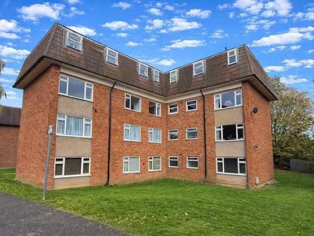 Nice 1 BA 2 bedroom flat for rent in Lambs Close, Cuffley, EN6