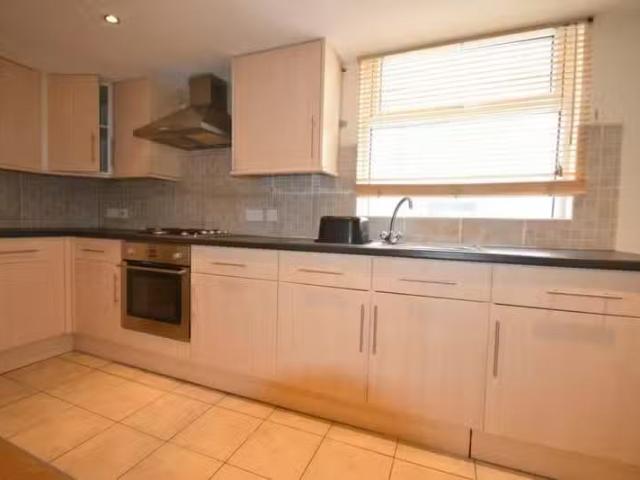 Cheap 1 BA 2 bedroom flat for rent in Mac Kintosh Place, Roath.