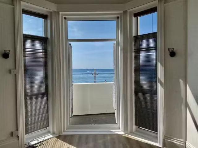 For Rent! 1 BA 2 bedroom flat for rent in Marine Parade, Worth.