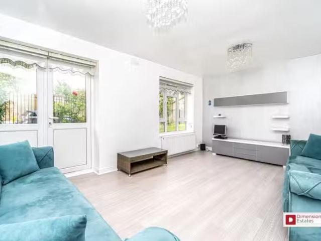 Charming 1 BA 2 bedroom flat for rent in Millfields Road, Lowe.