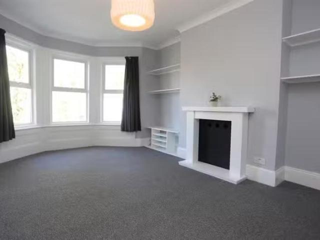 Cheap 1 BA 2 bedroom flat for rent in Sackville Road, Hove, BN3