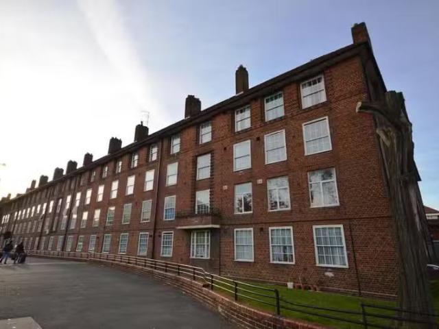 Cheap 1 BA 2 bedroom flat for rent in Shadwell Gardens, Tower.