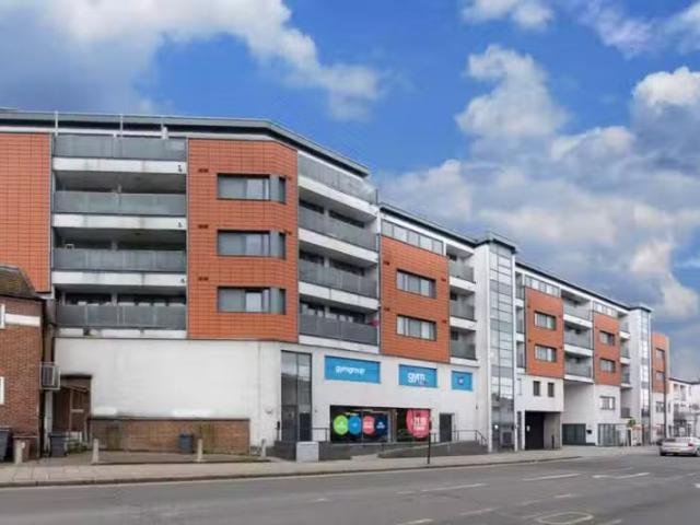 Charming 1 BA 2 bedroom flat for rent in Station Road, Harrow.
