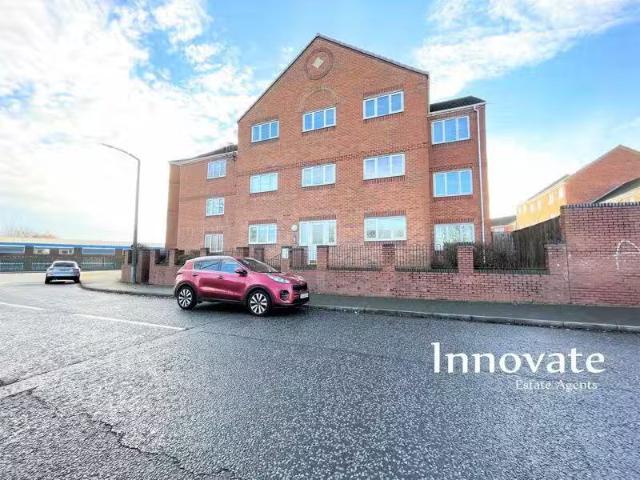 Cozy 1 BA 2 bedroom flat for rent in Summerton Road, Oldbury.