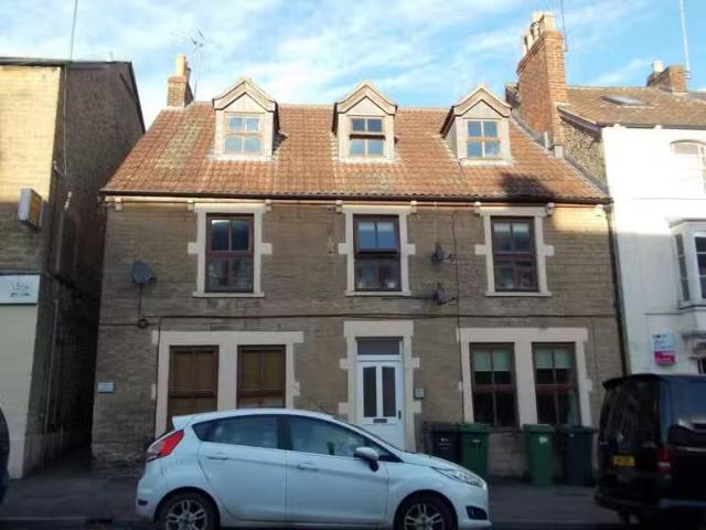 Just in! 1 BA 2 bedroom flat for rent in Portway, BA11