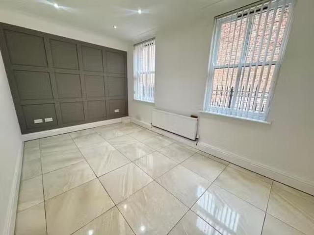 Cheap 1 BA 2 bedroom flat for rent in Paradise Mews, L15