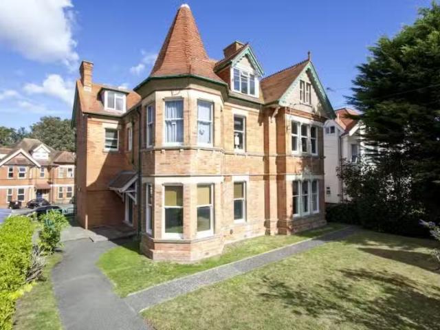 Charming 1 BA 2 bedroom flat for rent in Percy Road, Boscombe.