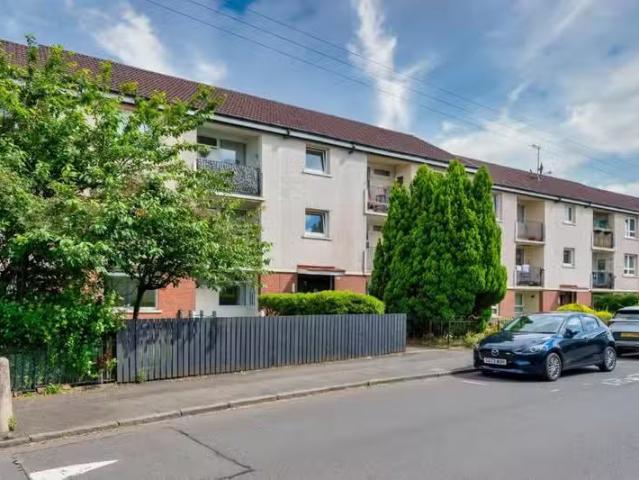 Charming 1 BA 2 bedroom flat for rent in Rotherwood Avenue, Gl.