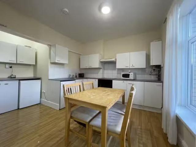 Rental! 1 BA 2 bedroom flat for rent in Rhymney Terrace, Catha.
