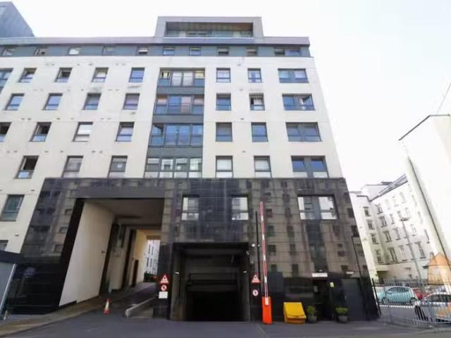Just in! 1 BA 2 bedroom flat for rent in Wallace Street, City.