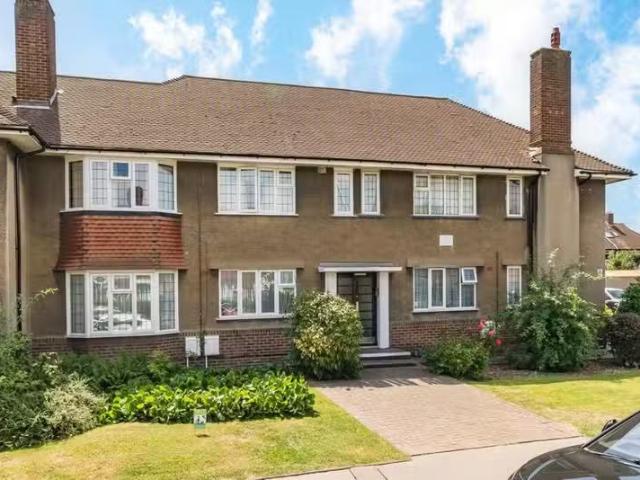 Charming 1 BA 2 bedroom flat for rent in Warwick Road, Thornto.