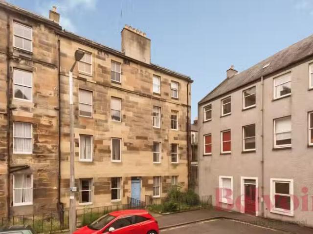 Charming 1 BA 2 bedroom flat for rent in West Newington Place.
