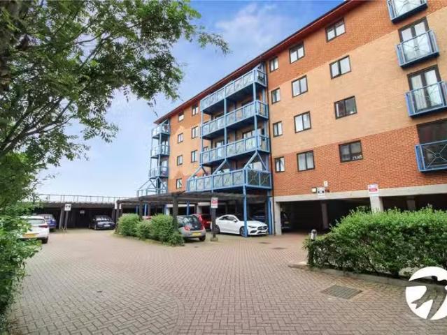 For Rent! 1 BA 2 bedroom flat for rent in West Street, Gravese.