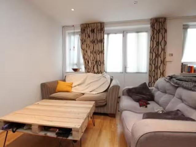 Cheap 1 BA 2 bedroom flat for rent in West Street Old Market.