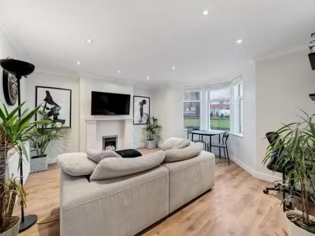 Cozy 1 BA 2 bedroom flat for rent in Widmore Road, Bromley, BR1