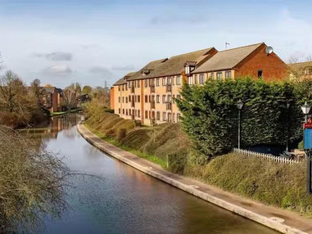 Charming 1 BA 2 bedroom flat for rent in The Moorings, Leaming.