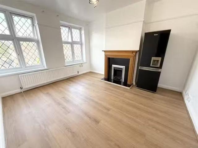Cheap 1 BA 2 bedroom Flat to rent, Croydon Road, Wallington, S.
