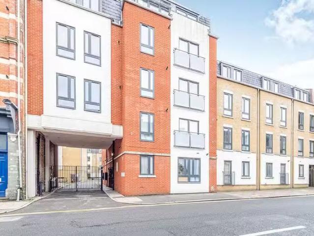 Just in! 1 BA 2 bedroom Flat to rent, High Street, Rochester.