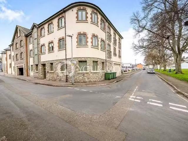 Nice 1 BA 2 bedroom Flat to rent, Merchants Corner, Teign Road.