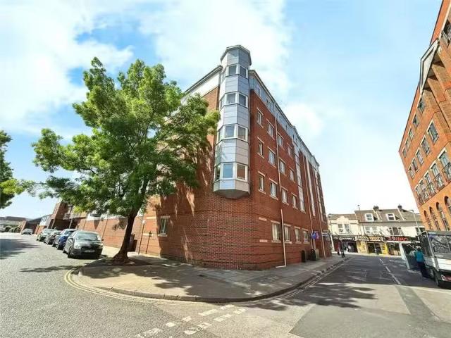 Cheap 1 BA 2 bedroom Flat to rent, Nancy Road, Portsmouth, PO1.