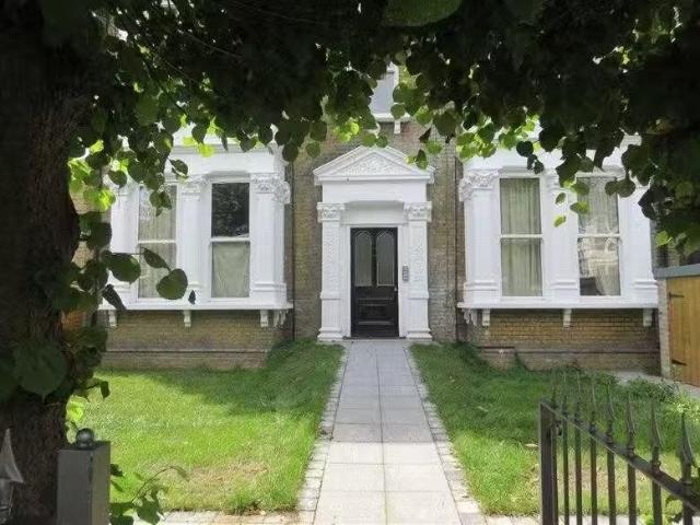 Cozy 1 BA 2 bedroom Flat to rent, Queens Road, Leytonstone, E1.
