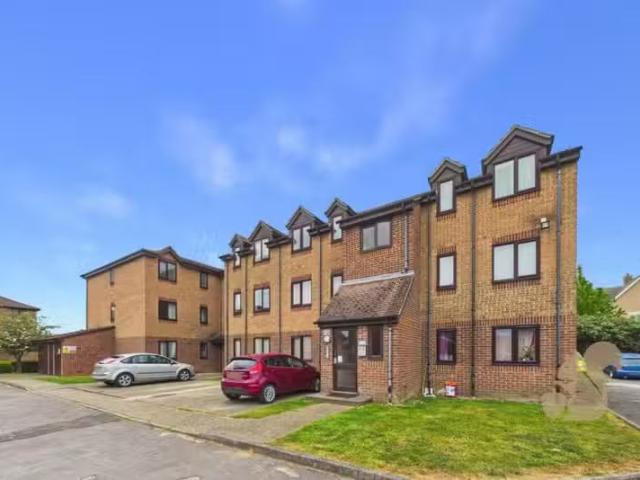 Deal! 1 BA 2 bedroom ground floor flat for rent in Campernell.