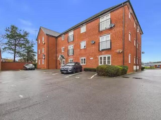 Cheap 1 BA 2 bedroom ground floor flat for rent in Foss Road.