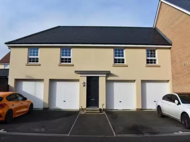 Deal! 1 BA 2 bedroom ground floor flat for rent in Wyndham Par.