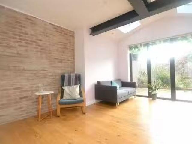 Cozy 1 BA 2+ bedroom house to rent in Marian Road, London, SW16