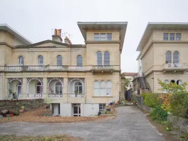Cheap 1 BA 2 bedroom property for rent in Pembroke Road, Clift.