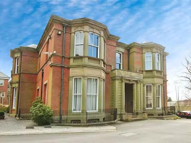 Nice 1 BA 2 bedroom property for rent in Woodlands Corner Lilf.