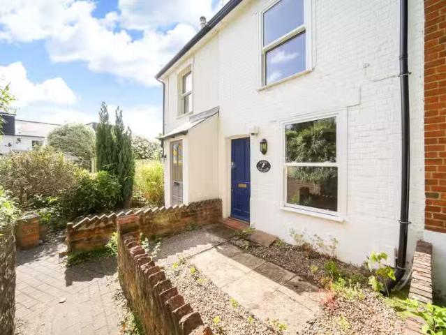 Charming 1 BA 2 bedroom property to let in Waverley Road, Weyb.