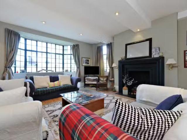 Cheap 1 BA 2 bedroom property to let in Kings Avenue, London.
