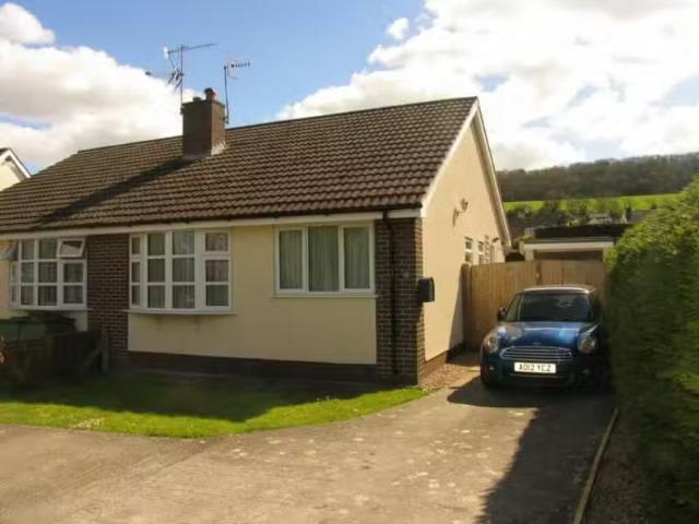 For Rent! 1 BA 2 bedroom semi detached bungalow for rent in Kn.