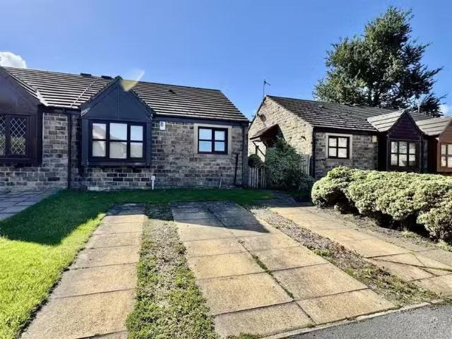 Cozy 1 BA 2 bedroom semi detached bungalow for rent in Mill Cr.