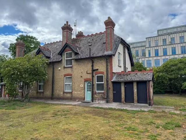 Charming 1 BA 2 bedroom semi detached house for rent in Cowley.