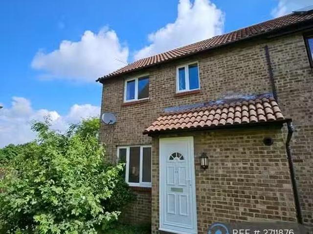 Cozy 1 BA 2 bedroom semi detached house for rent in Appletrees.