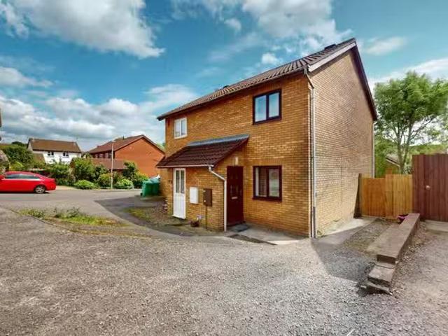 Nice 1 BA 2 bedroom semi detached house for rent in Garrick Dr.