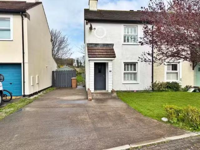 For Rent! 1 BA 2 bedroom semi detached house for rent in Faaie.
