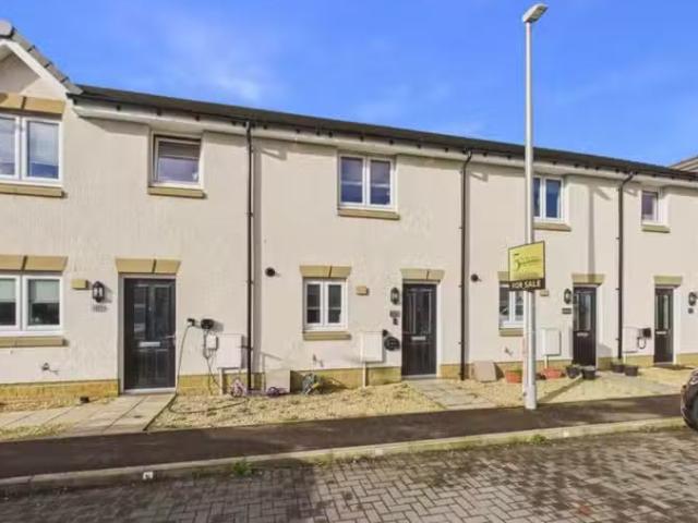 Just in! 1 BA 2 bedroom semi detached house for rent in Skylar.