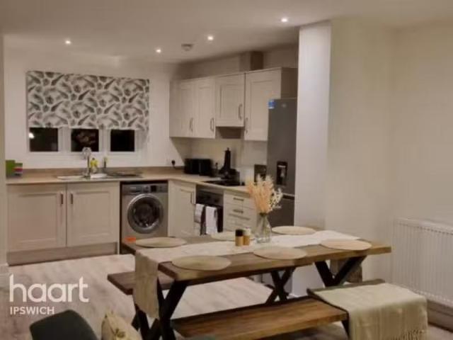 Cheap 1 BA 2 bedroom terraced house for rent in Nelson Avenue.